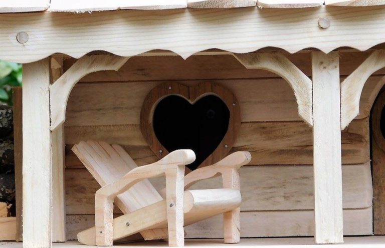 Recycled Pallets Crafted Birdhouse | Pallet Ideas