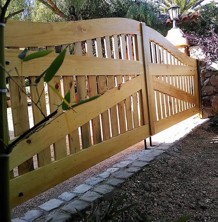 Recycled Wood Pallets Made Gate | Pallet Ideas