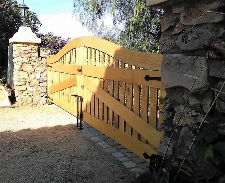Recycled Wood Pallets Made Gate | Pallet Ideas