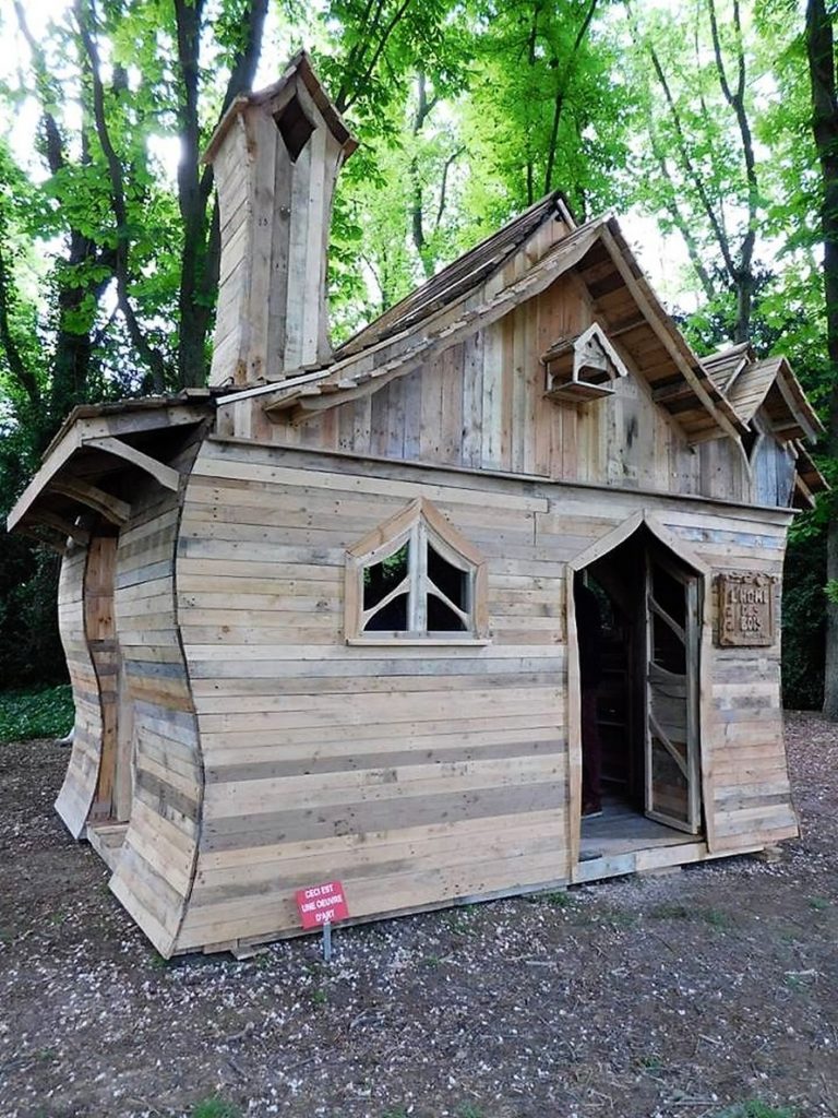 Repurposed Wood Pallets Patio Cabin | Pallet Ideas