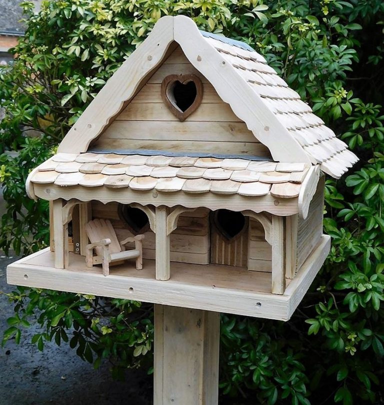 Recycled Pallets Crafted Birdhouse | Pallet Ideas